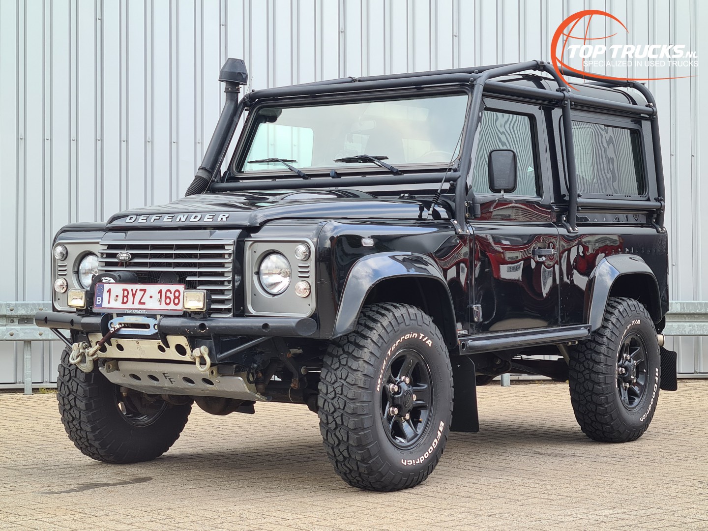 Land Rover Defender 90 SE off-road vehicle - Top Trucks